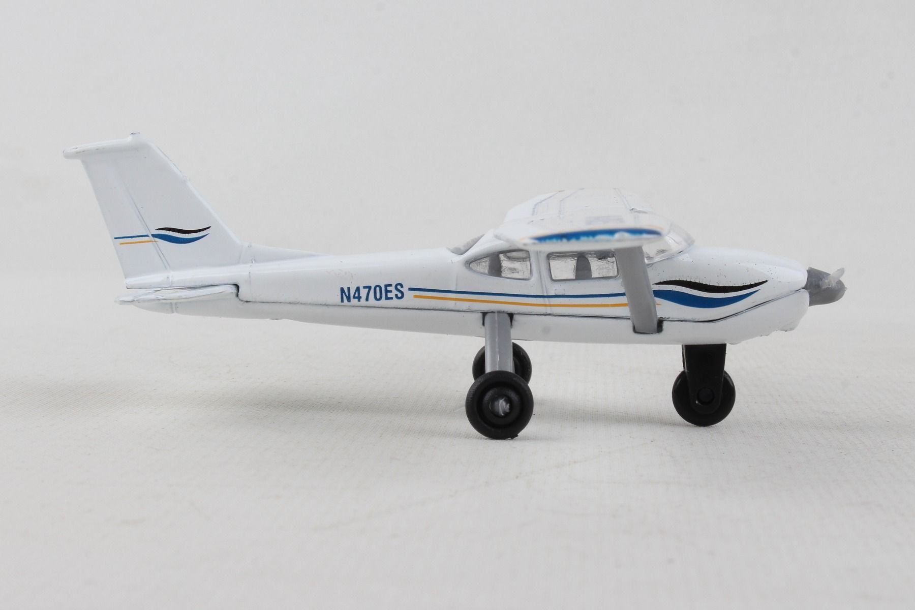 Daron Runway24 Cessna 172 Skyhawk N470ES (Blue & White) w/ Runway RW06 ...